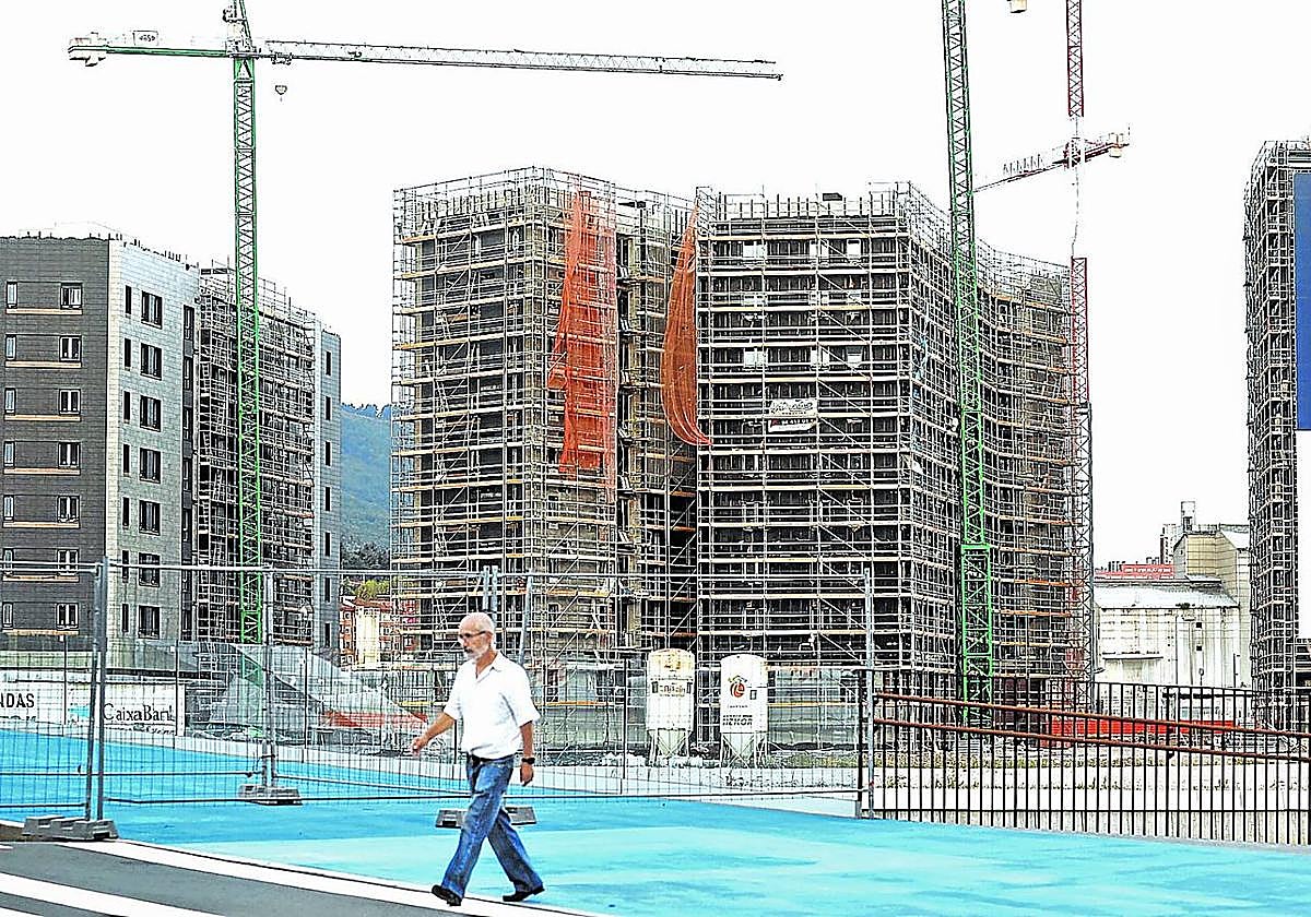 Intentan relanzar la primera promoción de pisos de Zorrozaurre, parada desde mayo | El Correo